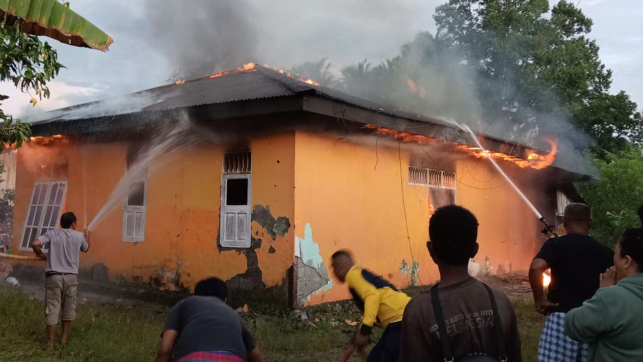 Satu Unit Rumah Terbakar di SP2, Api dari Motor yang Diduga Sengaja Dibakar - Papua60Detik