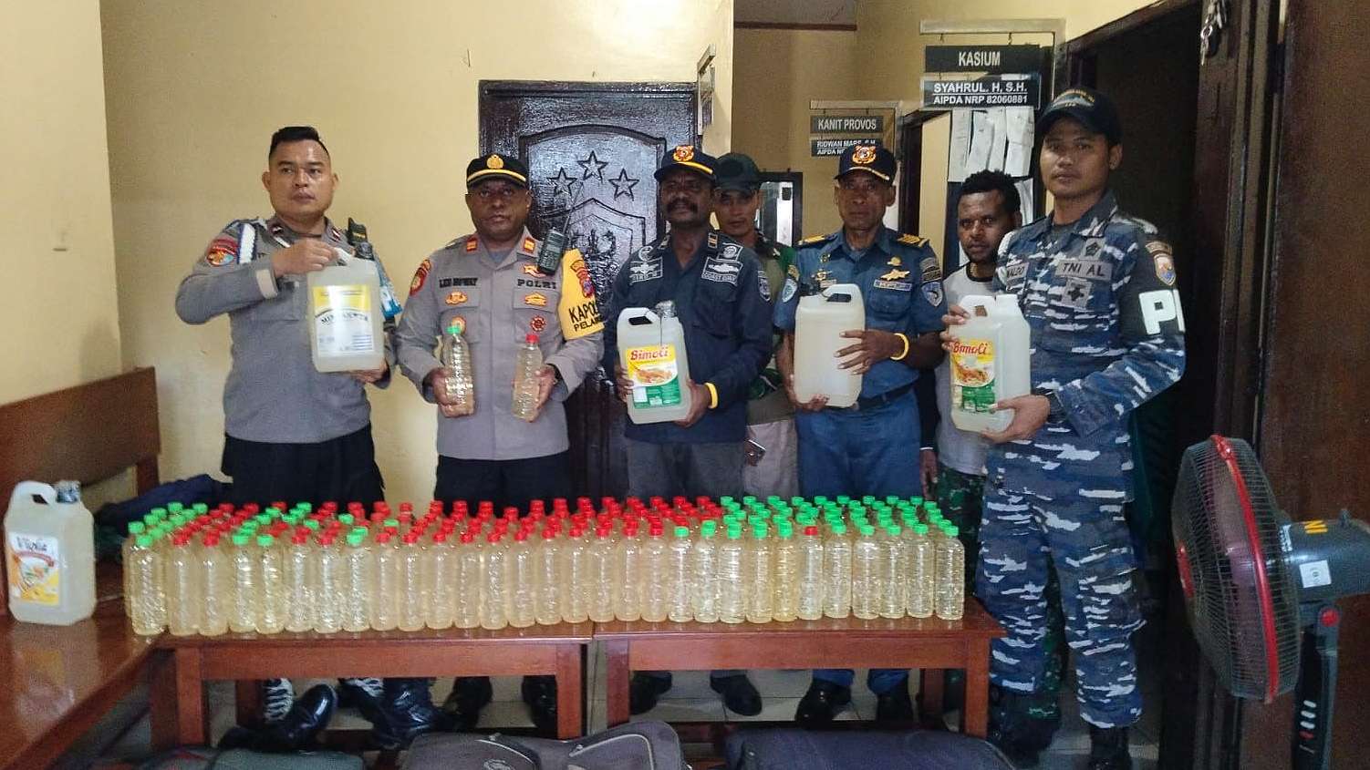 Polisi Sita Ratusan Liter Miras dari Penumpang KM Sirimau - Papua60Detik