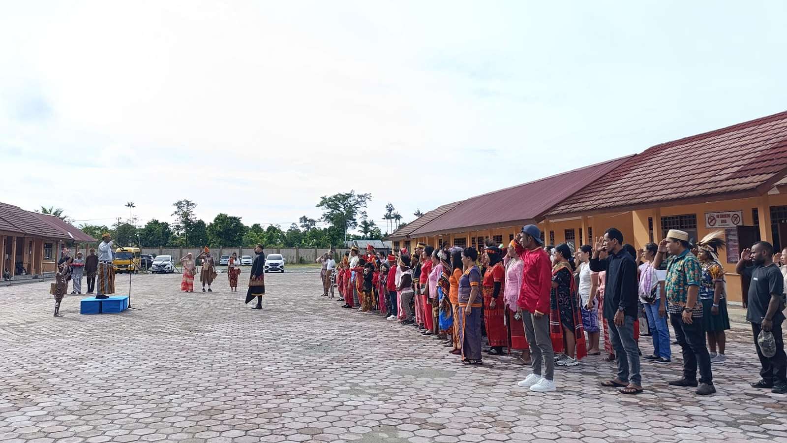 Rayakan Hardiknas, Siswa SLB Negeri Mimika Upacara Berpakaian Adat ...