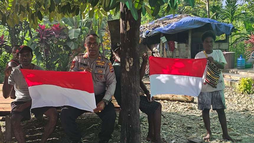 Polres Mimika Bagikan Bendera Merah Putih - Papua60Detik