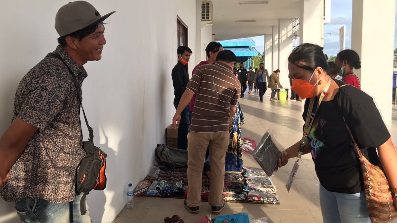 Jauh-Jauh Dari Jawa, Pedagang Ini Mengaku Sepi Pembeli - Papua60Detik