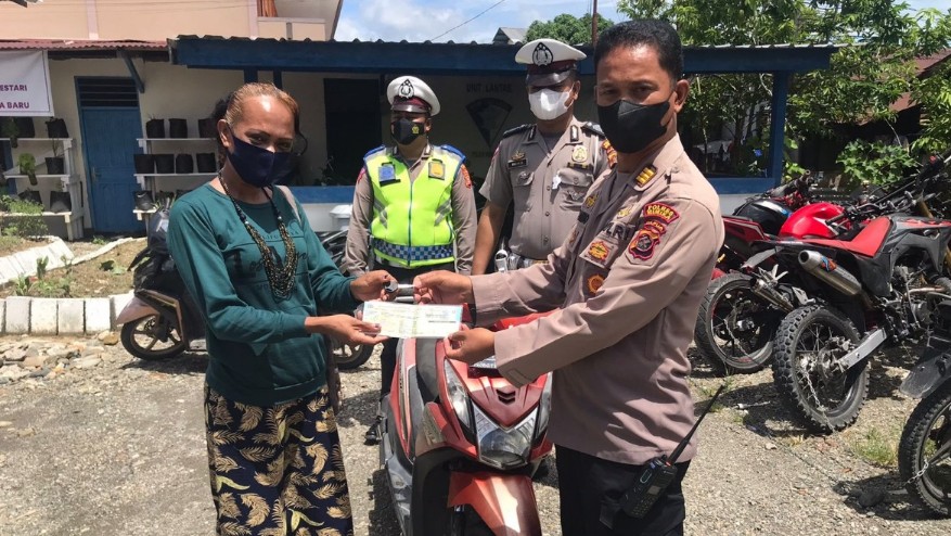 Polsek Miru Kembalikan Motor Hasil Curian ke Pemiliknya - Papua60Detik