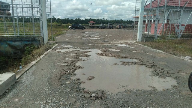 Jalan Masuk ke Cargo Bandara Mozes Kilangin Rusak - Papua60Detik