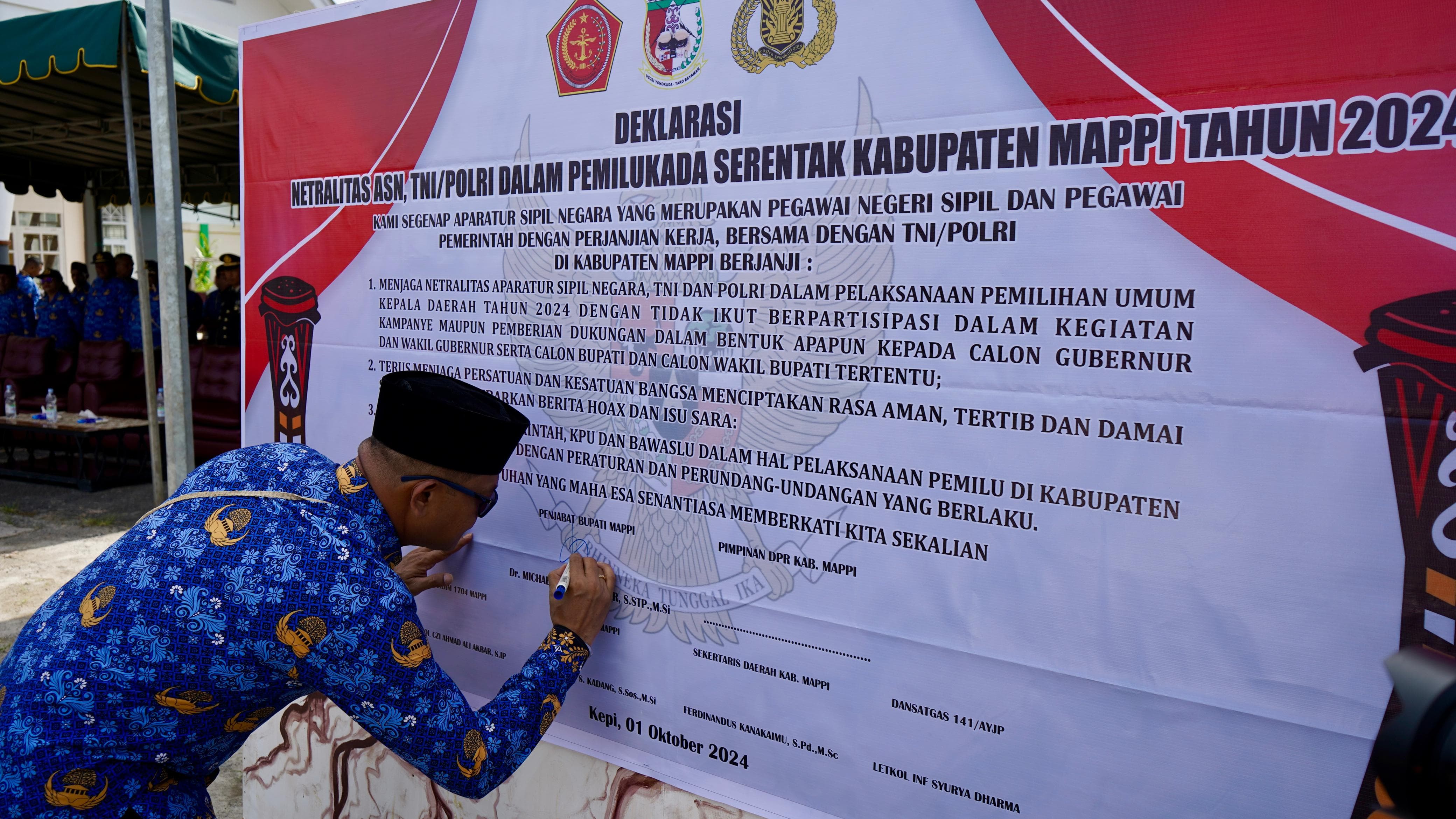 Pj Bupati Mappi Tandatangani Naskah Deklarasi Netralitas ASN dan TNI ...