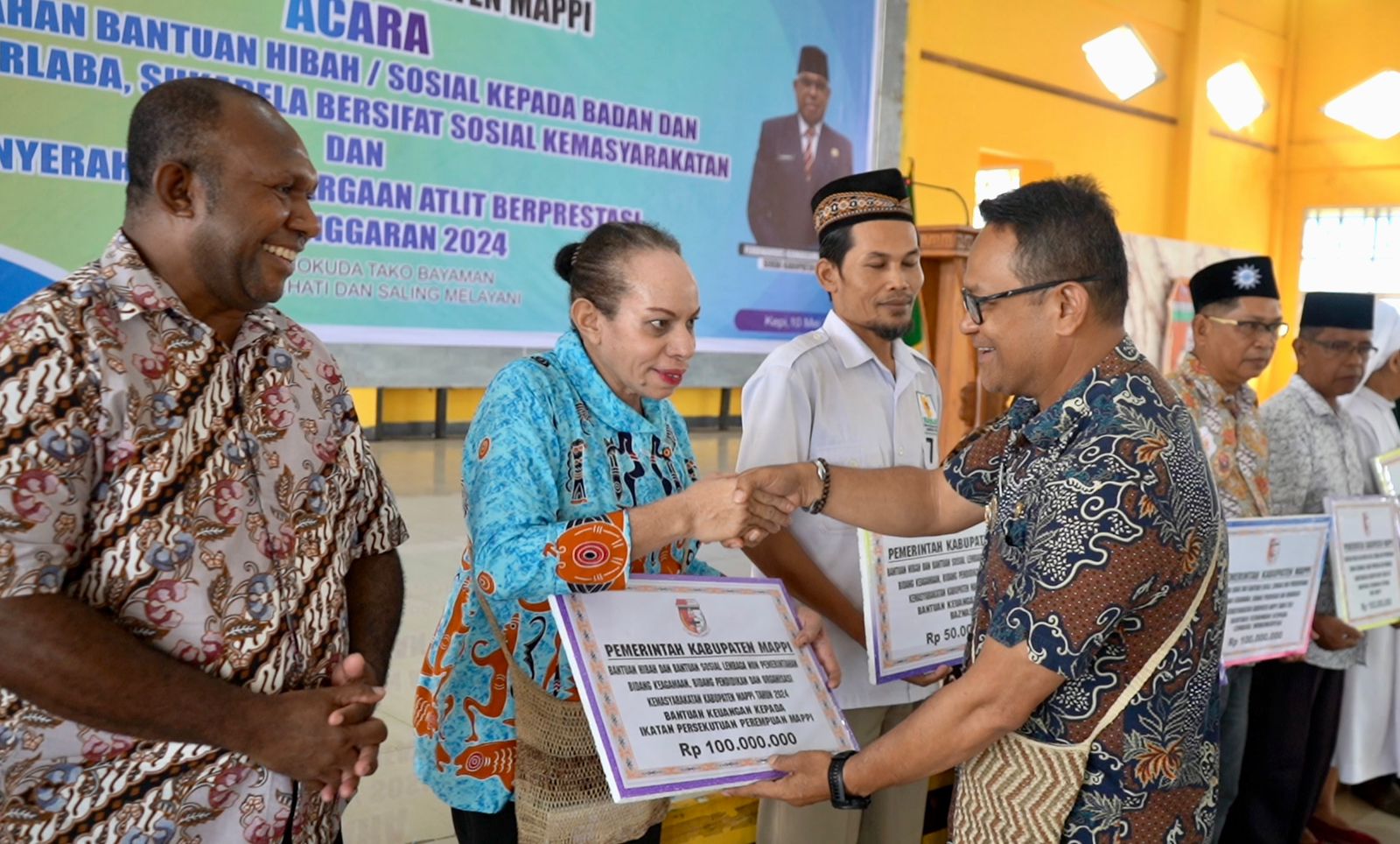 Pj Bupati Mappi Salurkan Bantuan untuk Badan dan Lembaga Organisasi Kemasyarakatan serta Atlet ...